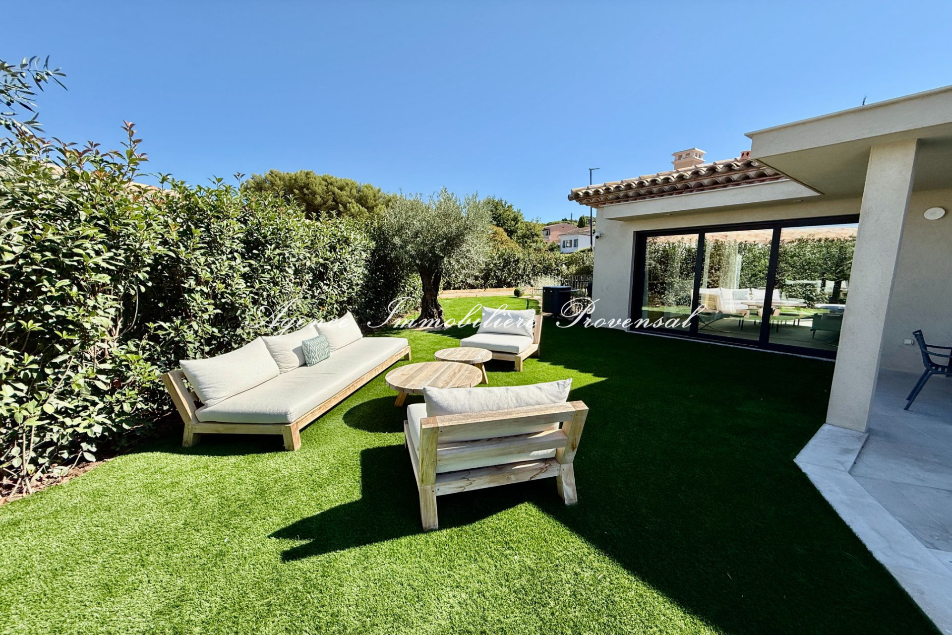 Eigentijdse villa te koop in Sainte Maxime met zwembad