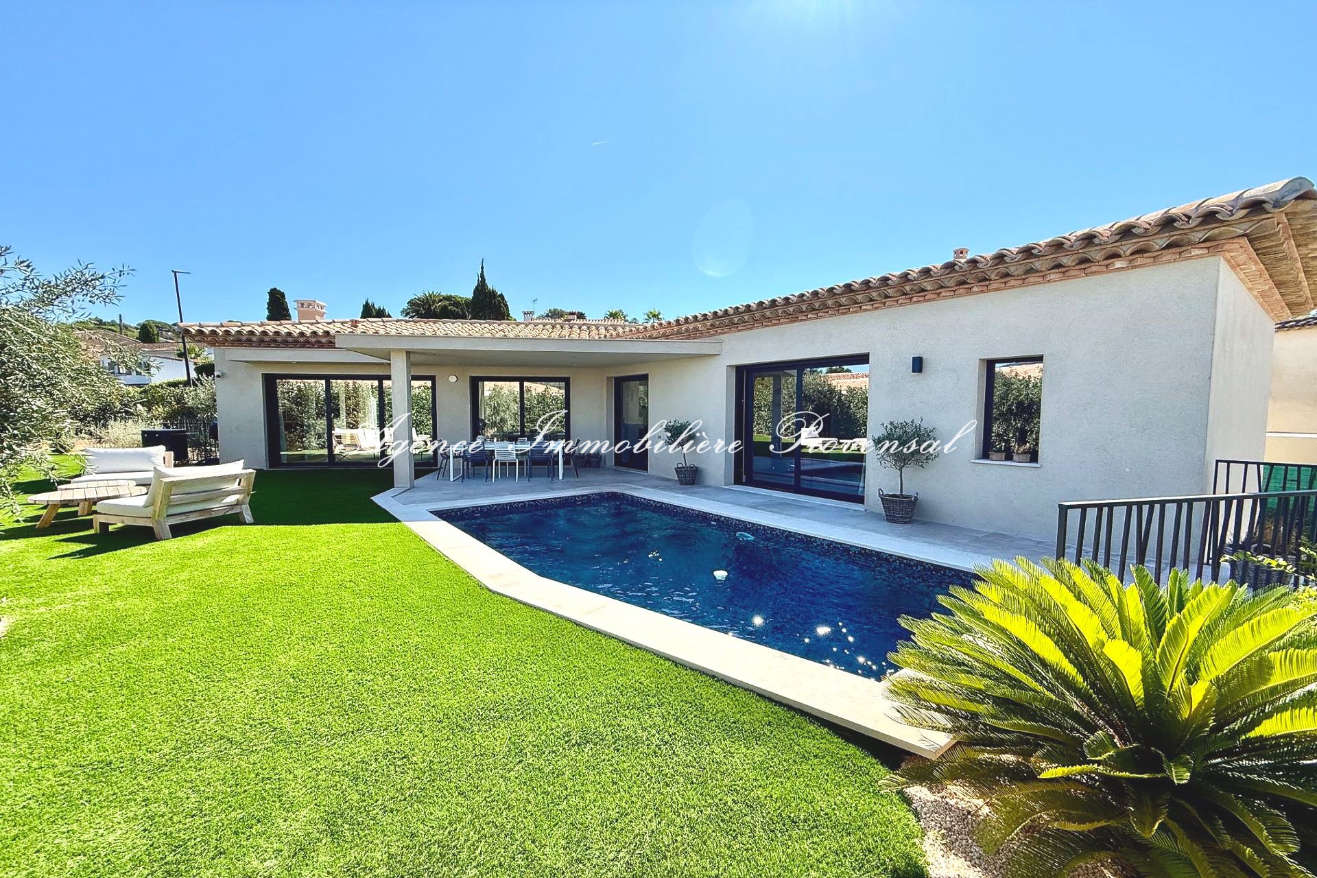 Eigentijdse villa te koop in Sainte Maxime met zwembad